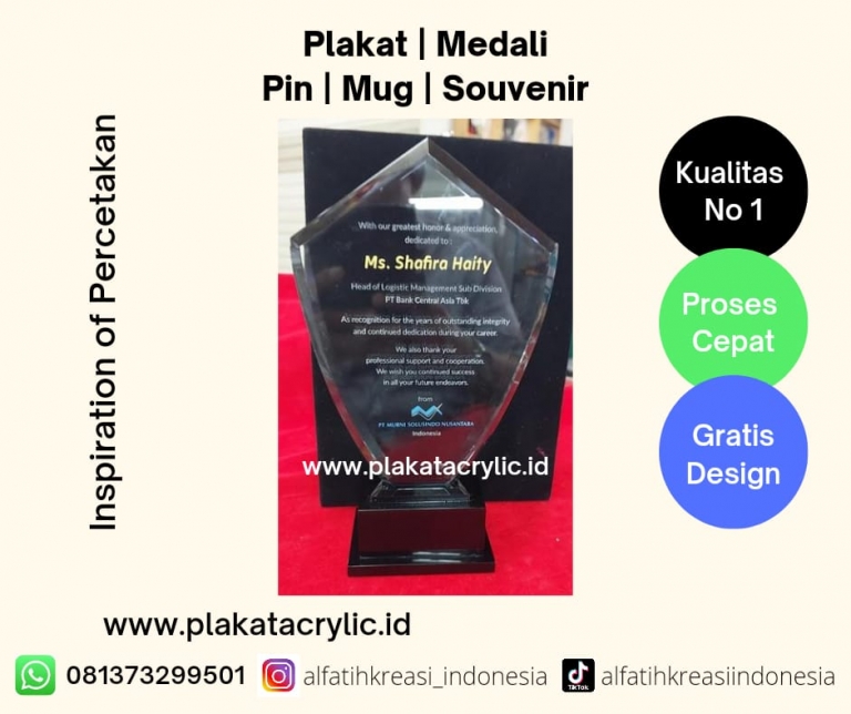 3 Model Plakat Kristal yang Bagus dan Profesional